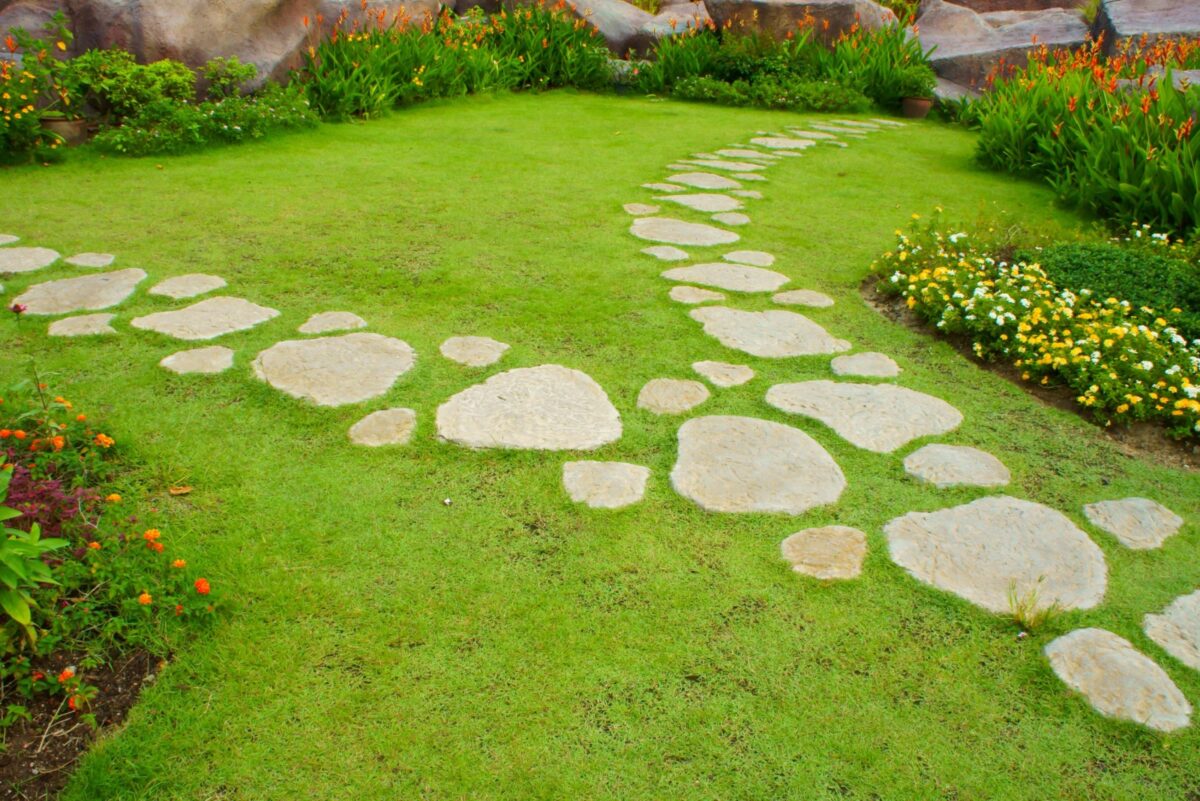 30 Amazing Backyard Pathway Ideas That Engage The Senses