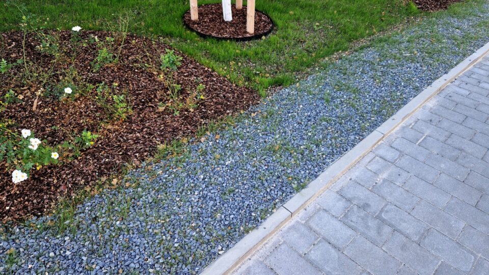 22 Gravel Driveway Edging Ideas for Picture-Perfect Landscaping