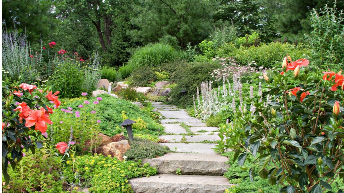 29 English Garden Ideas To Steal For A Dreamy Cottage-Style Landscape