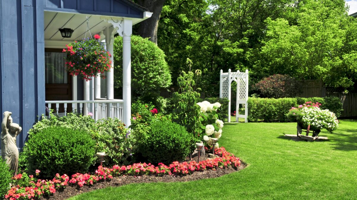 These 35 Front Yard Privacy Ideas Will Add Stylish Seclusion And ...