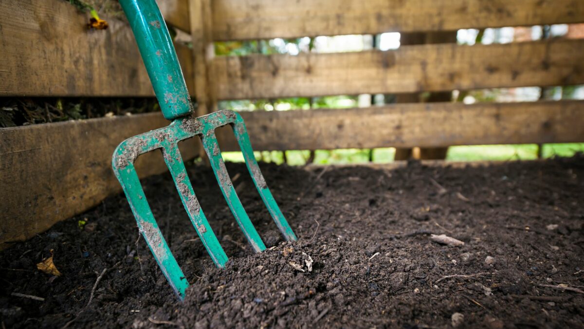 15 Key Differences Between Layering And Turning Compost (And When To ...