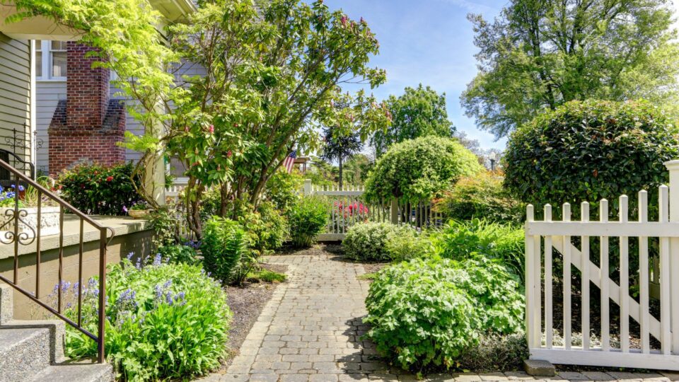 18 Things That Instantly Make Your Front Walkway Look Bad (And Easy ...