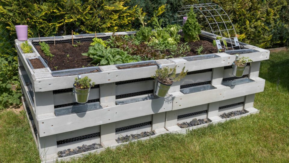 15 Easy DIY Raised Garden Beds You Can Build For Under $50 (And Still ...