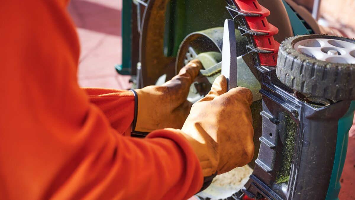 Ways Michigan DIYers Sharpen Lawn Mower Blades For the Cleanest Cut ...
