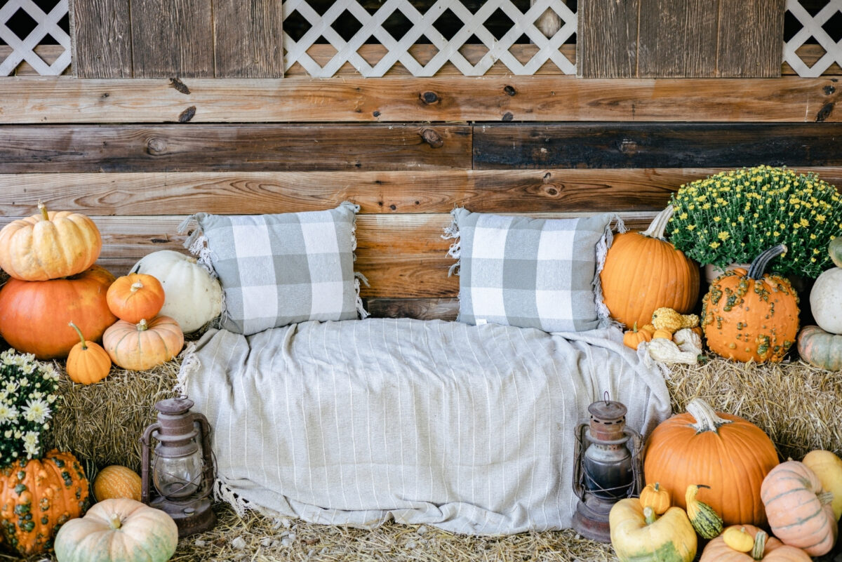 8 Fall Yard Decorating Ideas Using Hay Bales In Michigan