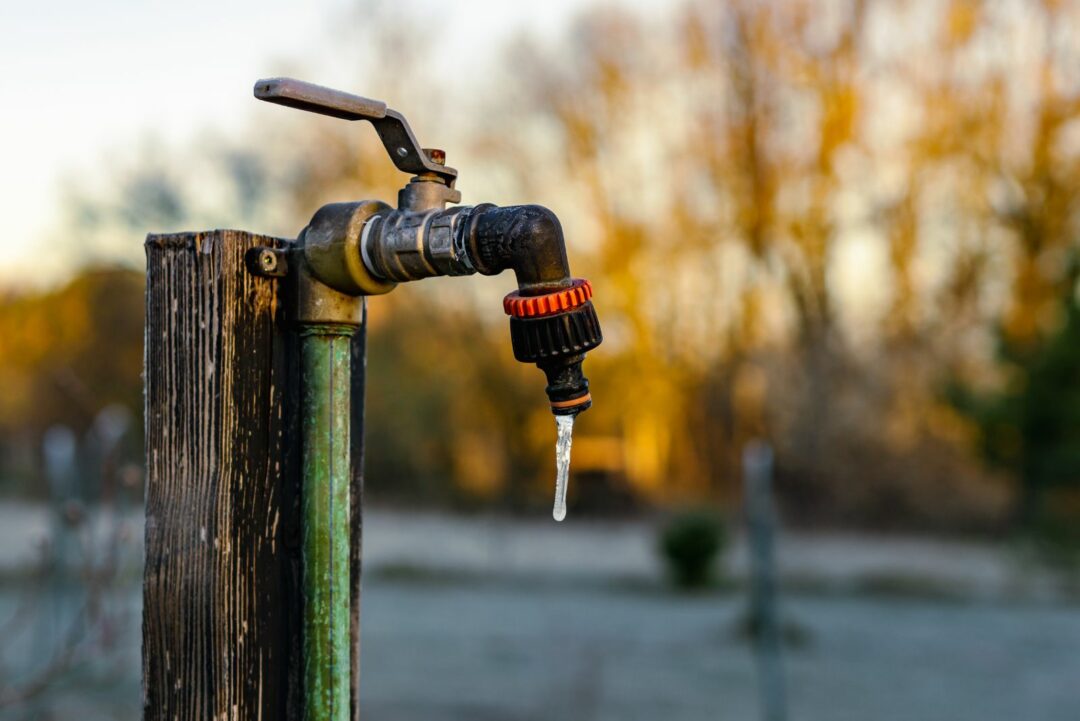 Use This Easy Garden Hose Trick Tonight To Prevent Pipes From Freezing